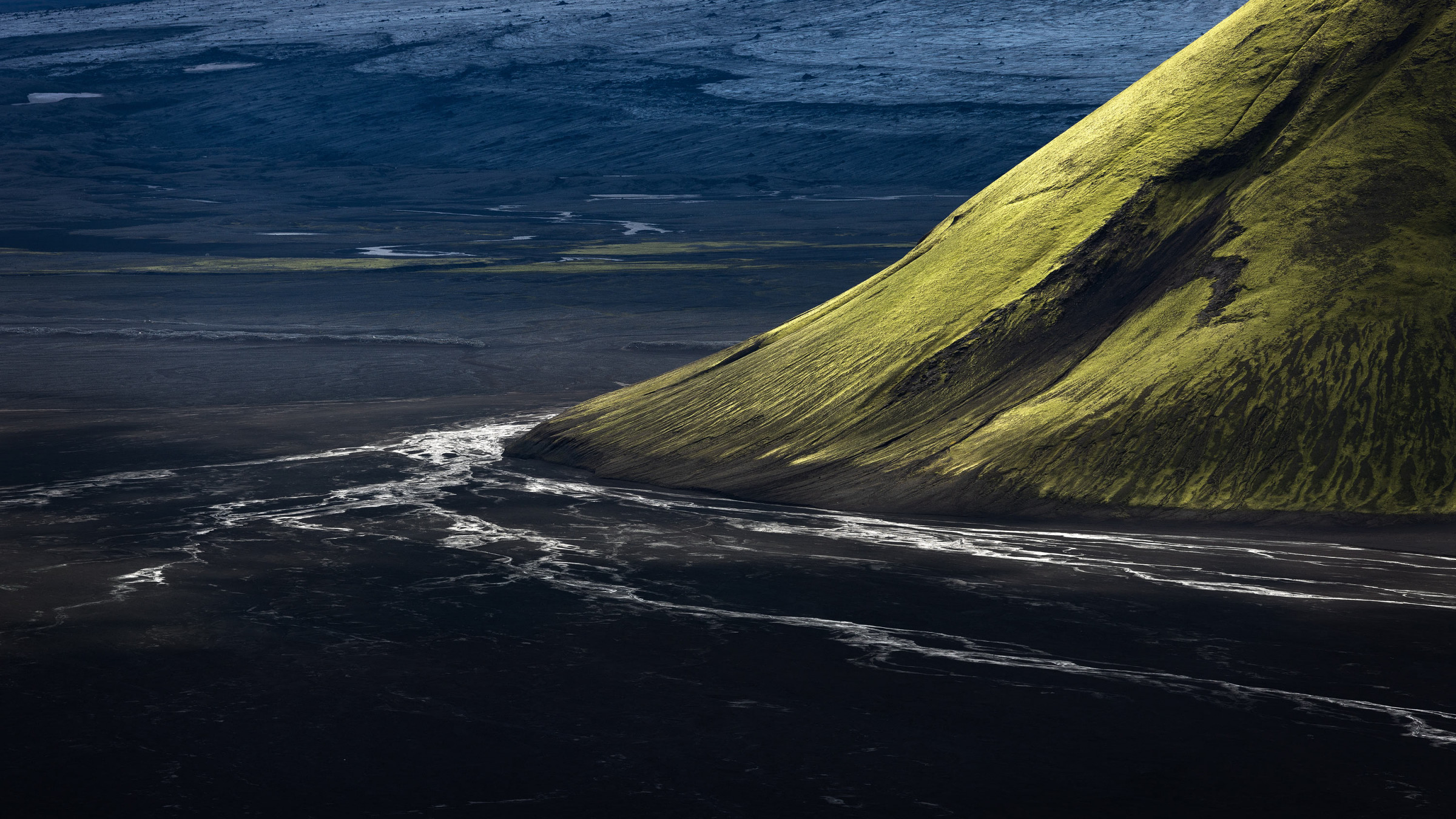 Maelifell downslope lit in the sunshine | Highlands of Iceland